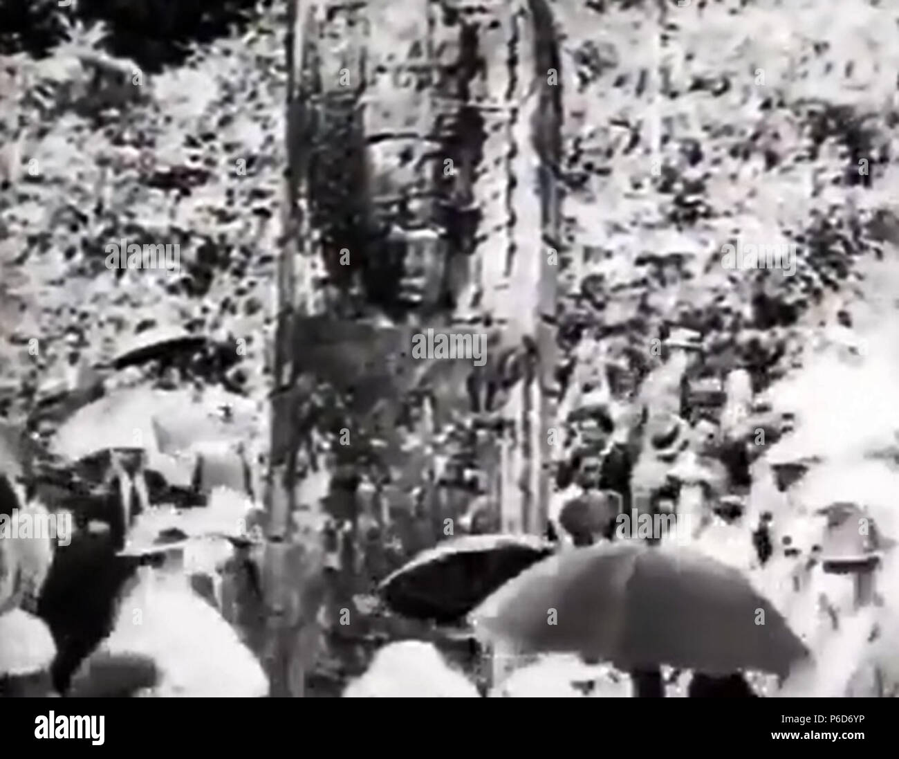 English: Vistors by a monument in Quirigua, Guatemala. 1920 . 1920 70 ...