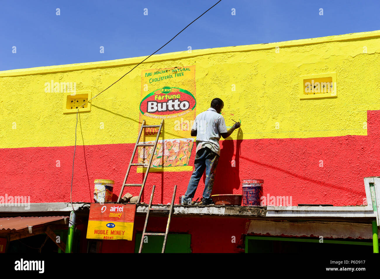 UGANDA, Kasese, painting of advertising sign / Fassadenmaler Stock ...