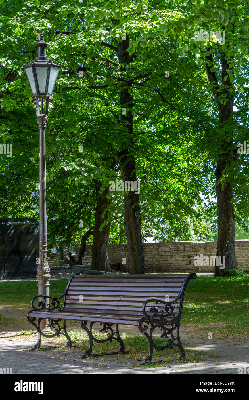 Street lantern bench hi-res stock photography and images - Alamy