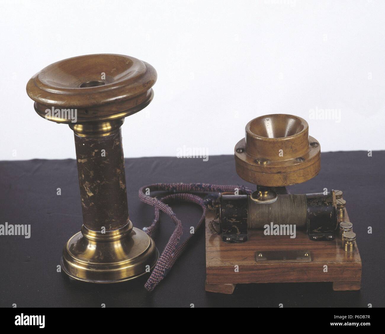 TELEFONO. APARATO TELEFONICO ANTIGUO Stock Photo - Alamy