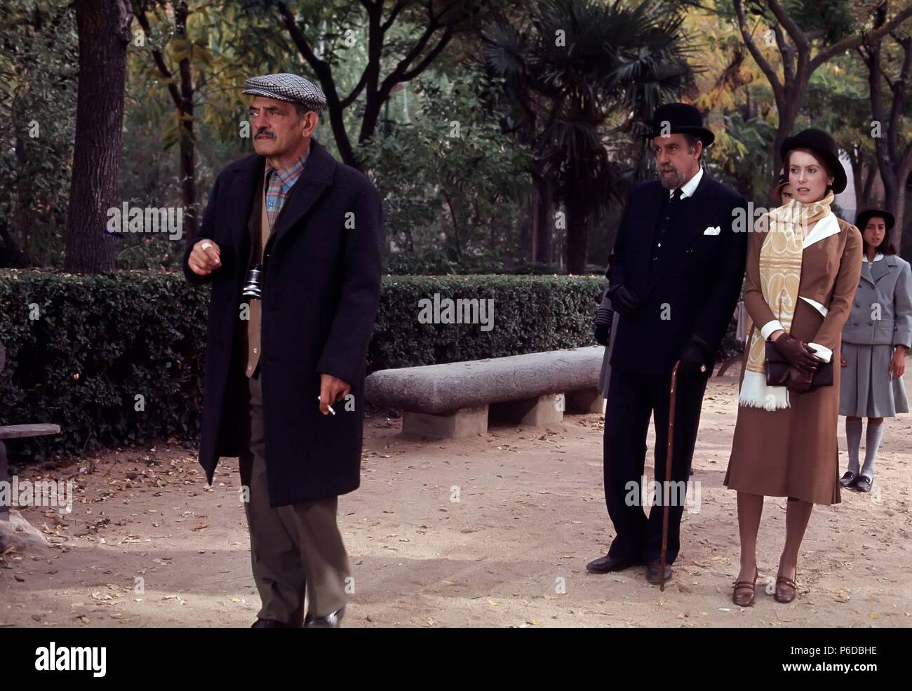 LUIS BUÑUEL. DIRECTOR DE CINE ESPAÑOL. 1900-1983. FOTO EN EL RODAJE DE ...