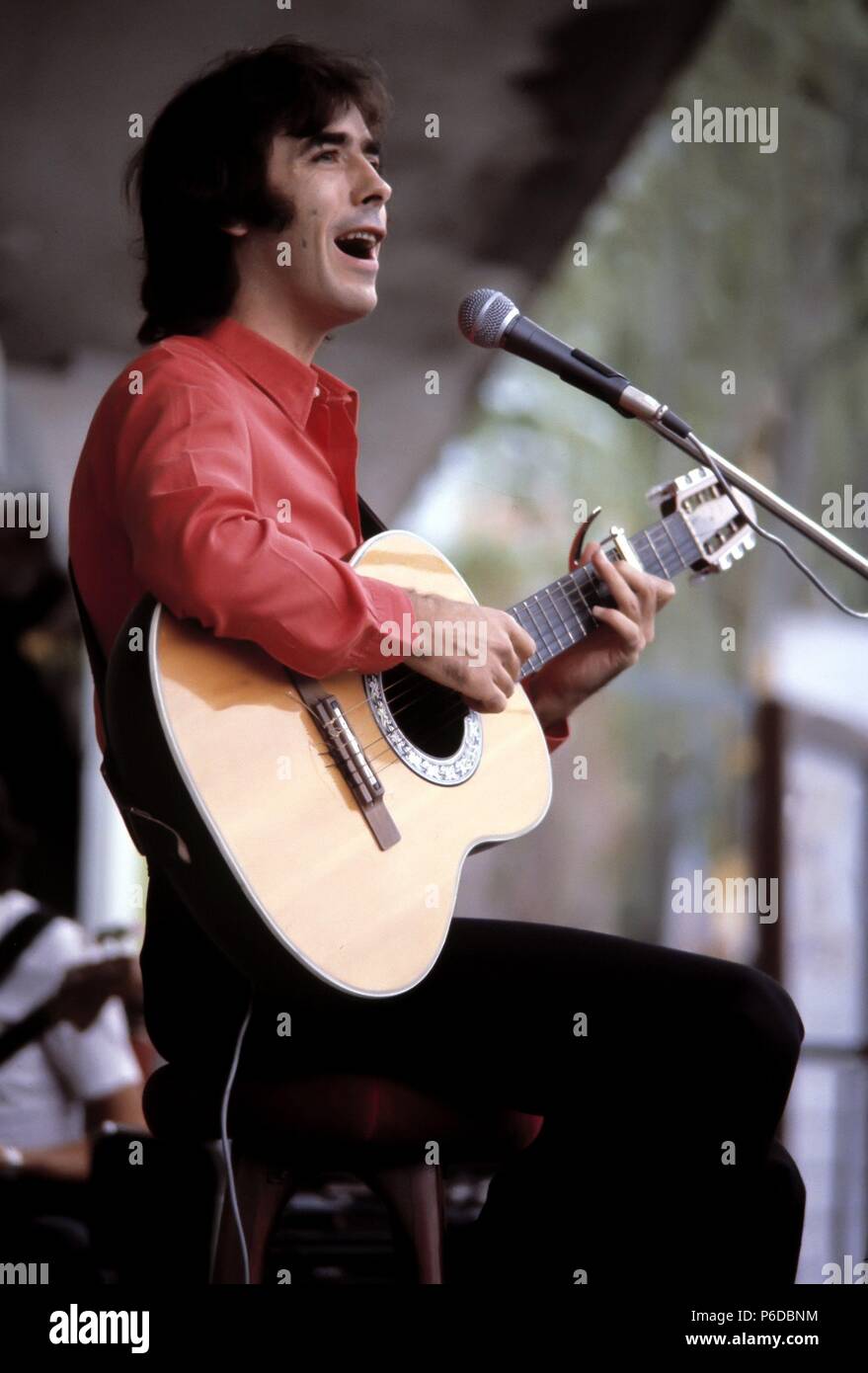 Joan manuel serrat 1976 hi-res stock photography and images - Alamy