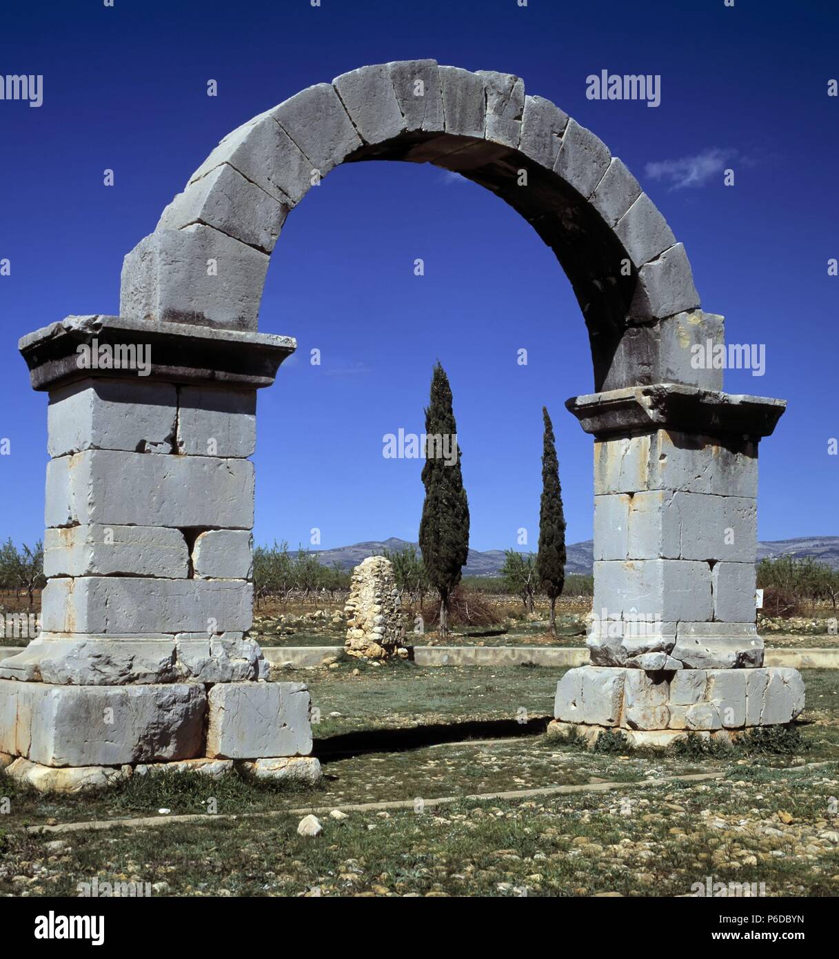 CASTELLO. CABANES. ARCO ROMANO DE CABANES. ARTE ROMANO Stock Photo - Alamy