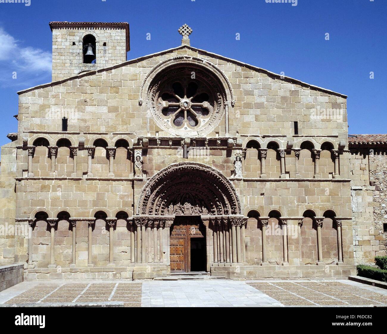 Arte romanico hi-res stock photography and images - Alamy