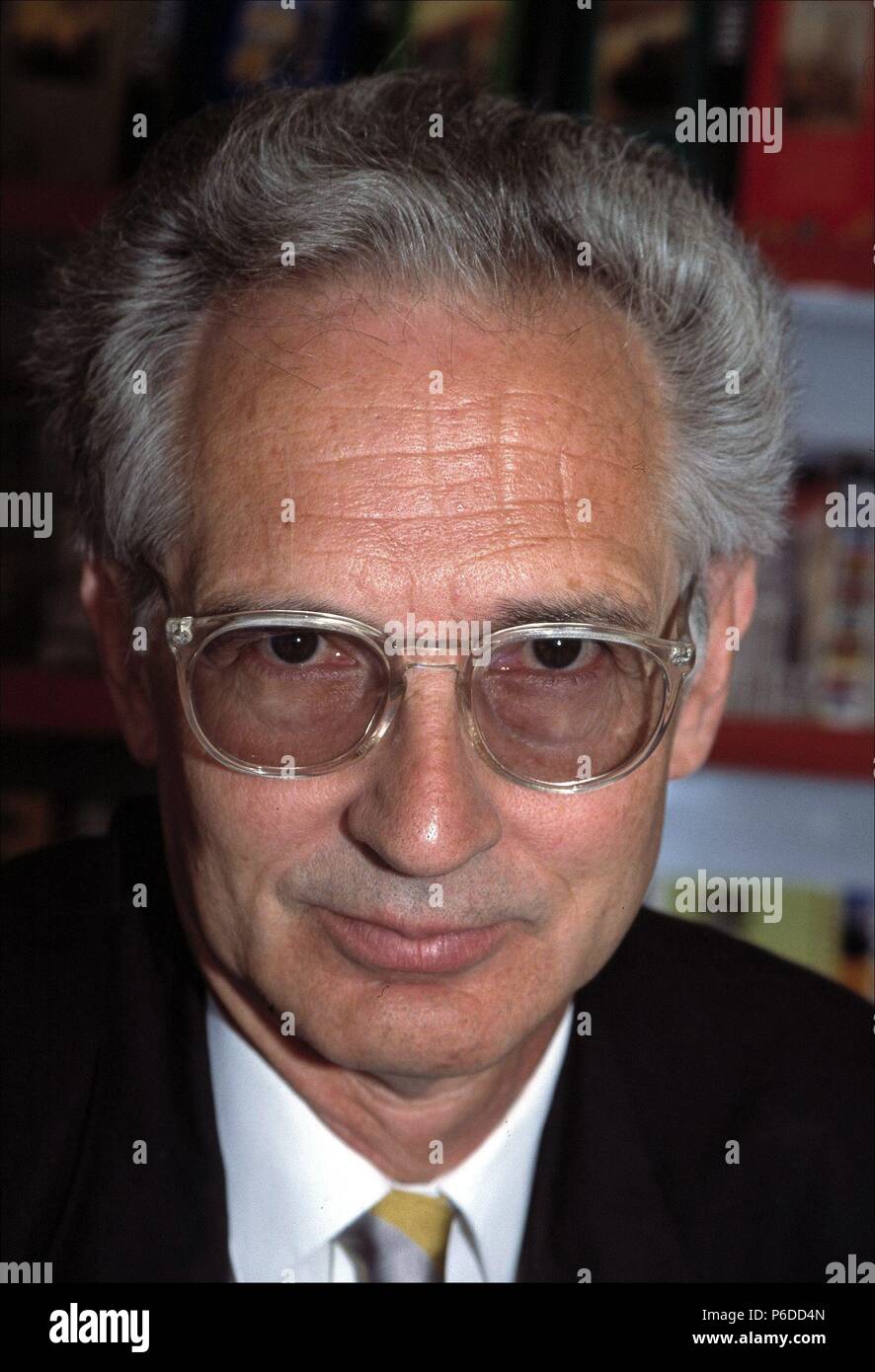 AMOROS, ANDRES. ESCRITOR ESPAÑOL. FOTO 1999 Stock Photo - Alamy