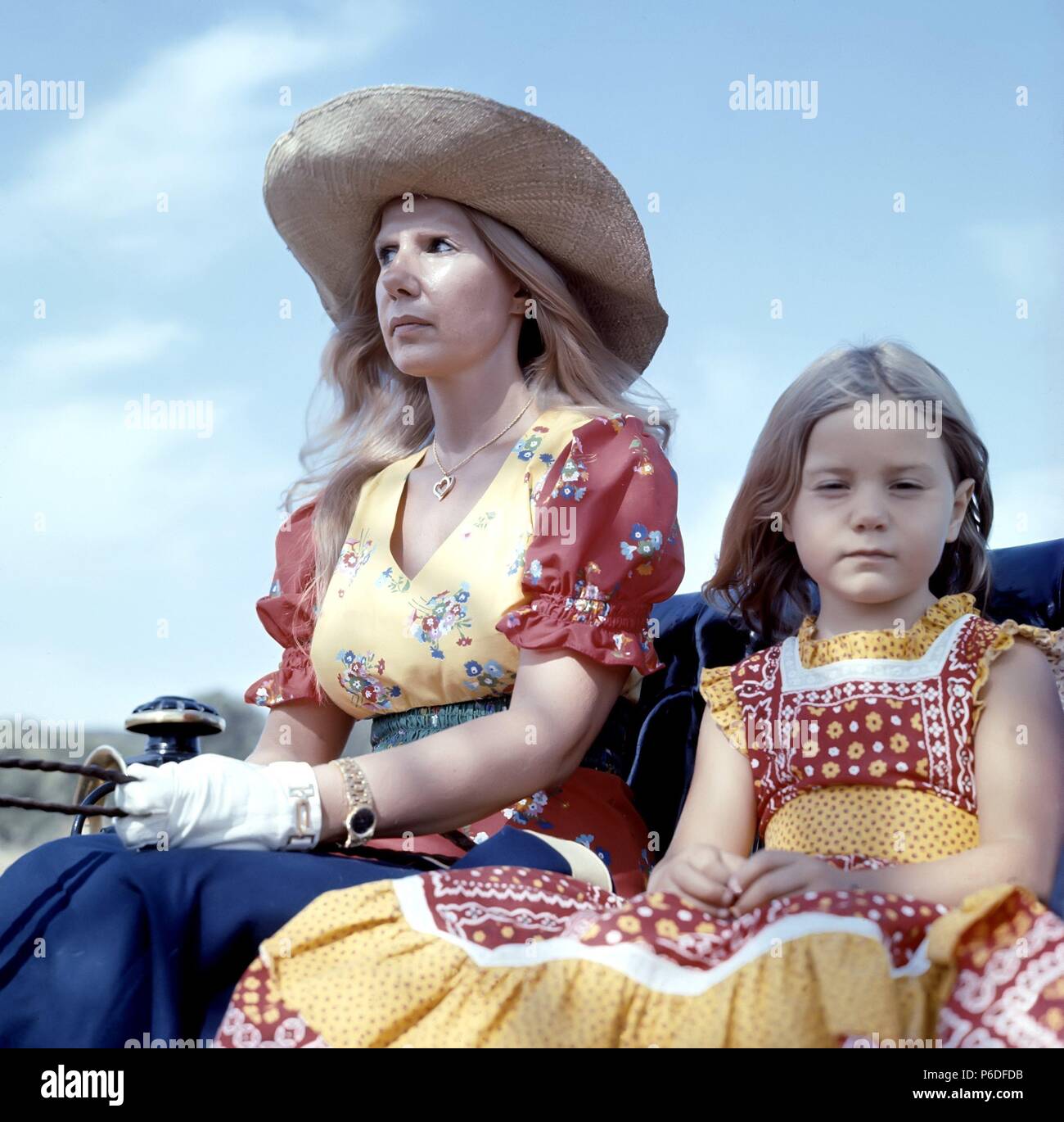 DUQUESA DE ALBA. Cayetana Fitz-James Stuart y Silva. JUNTO A SU HIJA ...