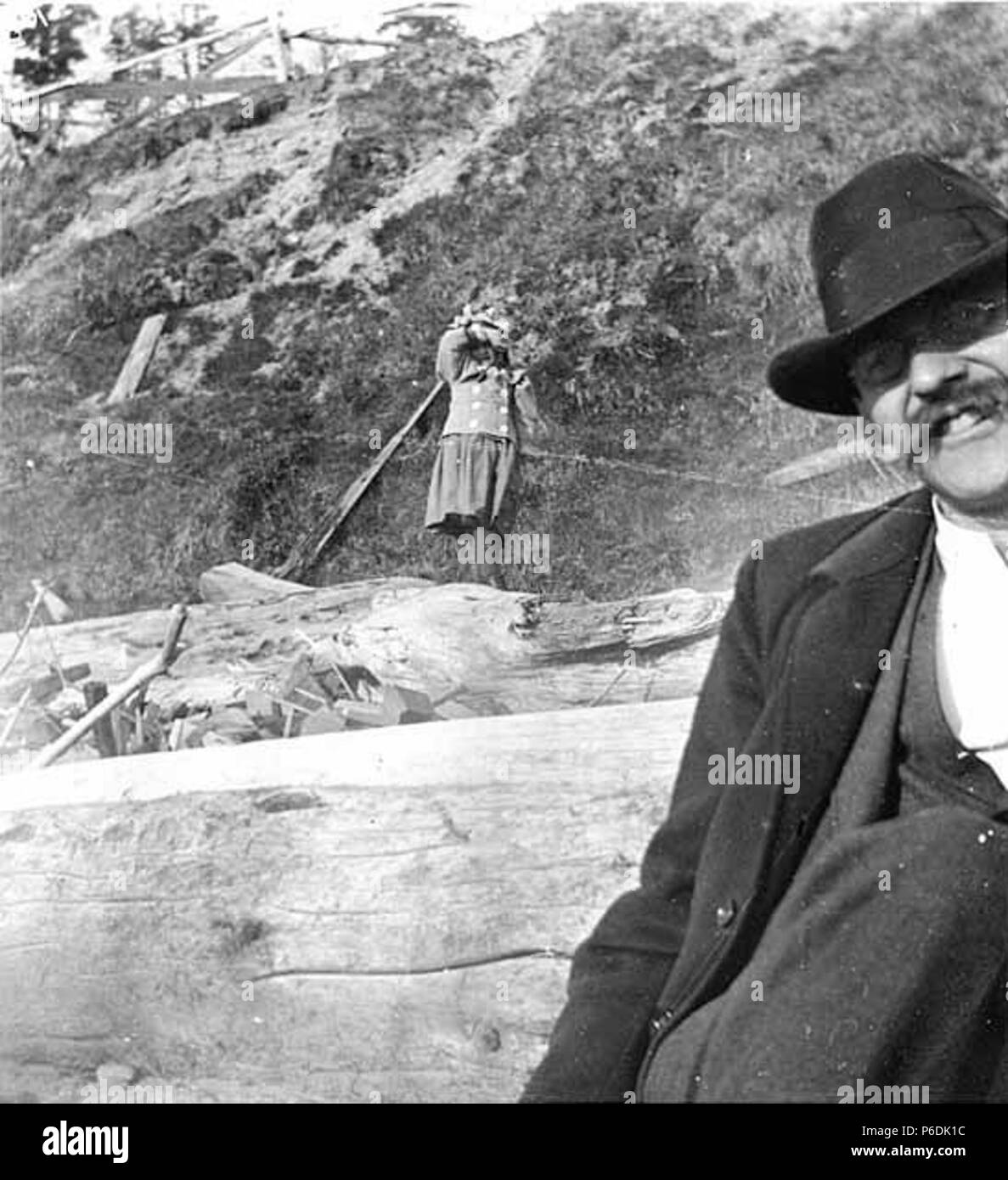 . English: Laura and H.A. Kiehl on a beach, Seattle, March 1898 ...