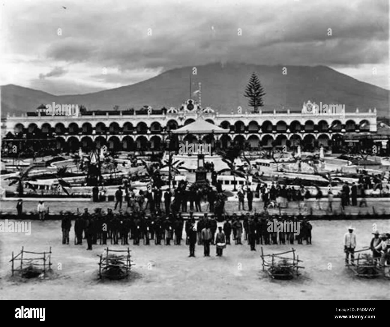 Español: Parque Central de Antigua Guatemala en la década de 1920. 1920 ...