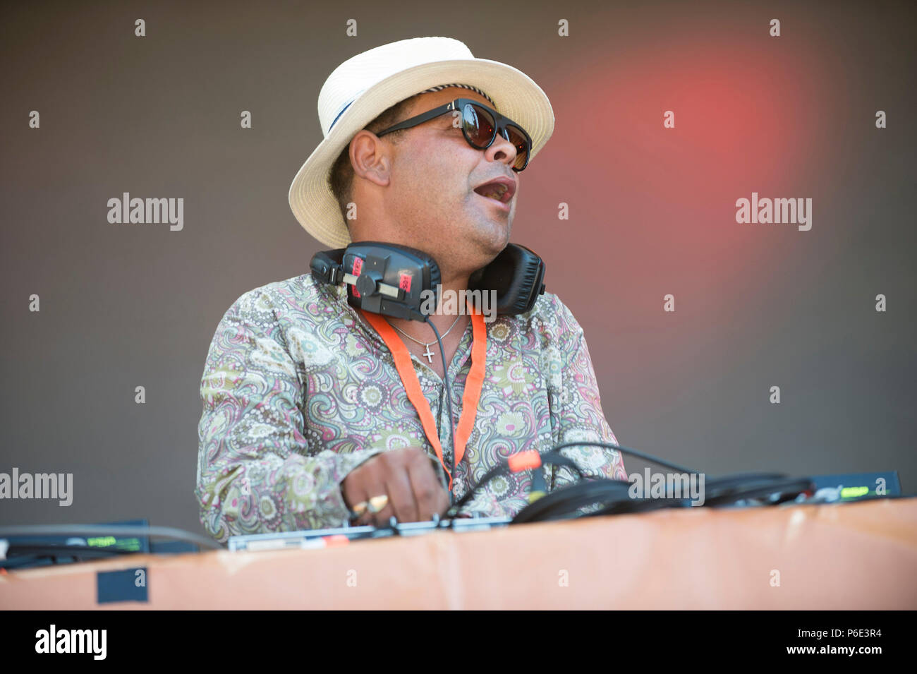 Craig charles coronation street hi-res stock photography and images - Alamy