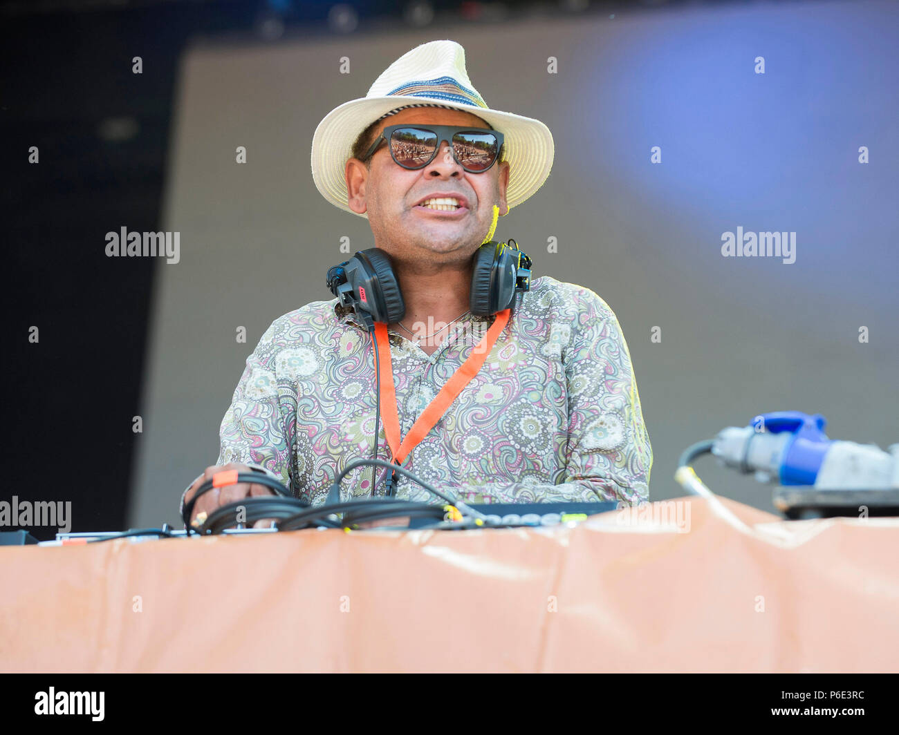 Craig charles coronation street hi-res stock photography and images - Alamy