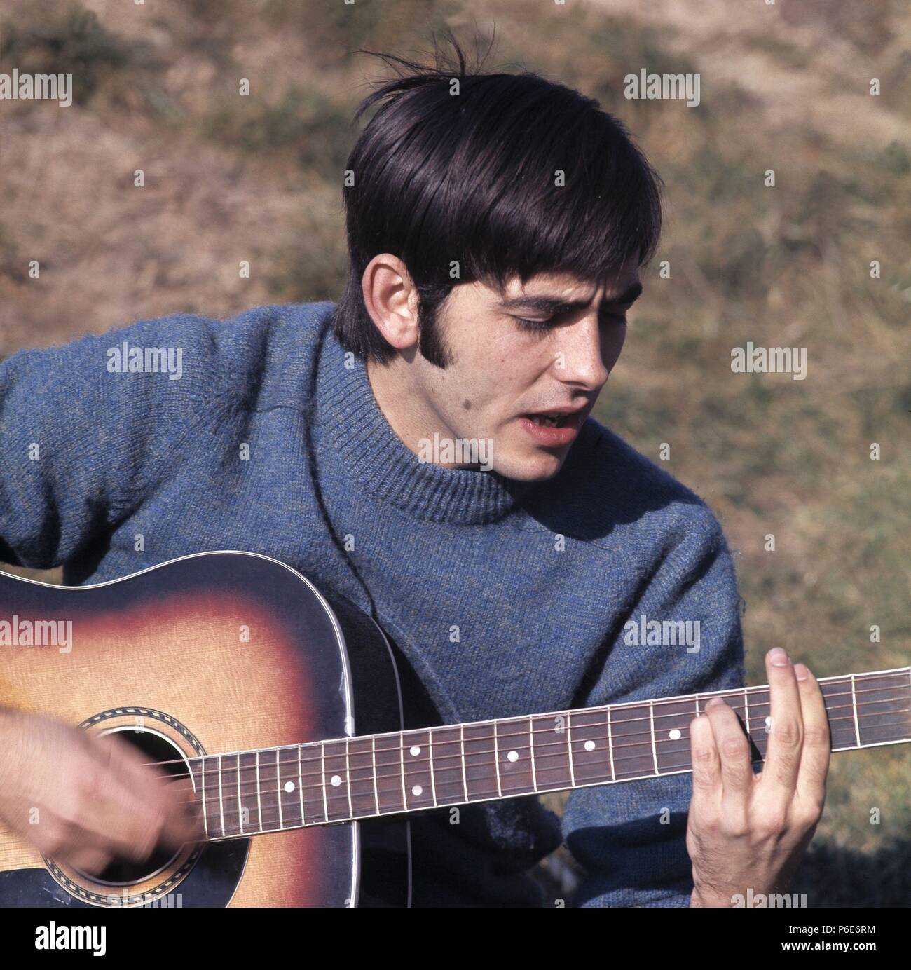 SERRAT , JOAN MANUEL. CANTANTE ESPAÑOL. BARCELONA 1944-. SERRAT TOCANDO ...