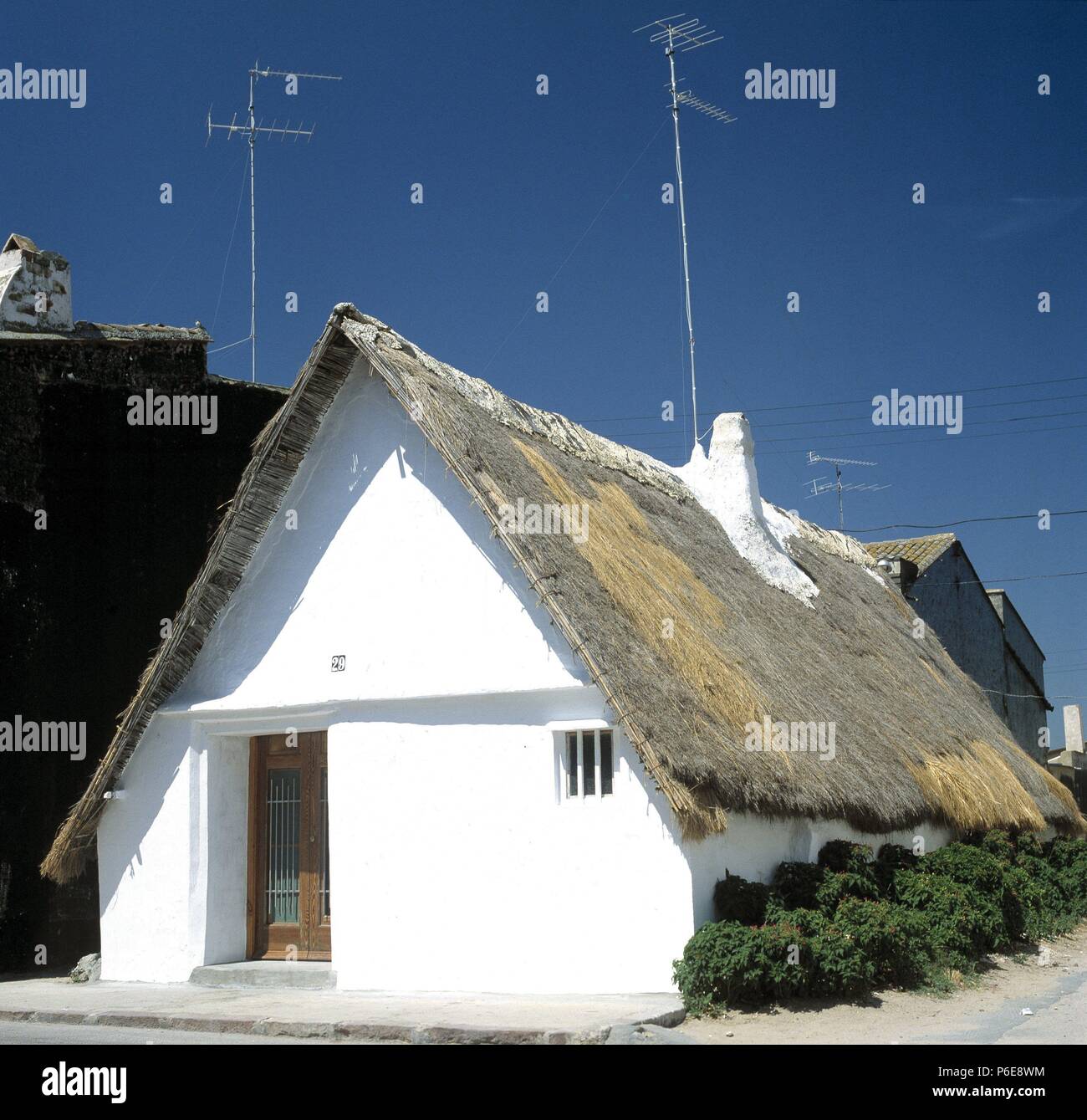 VALENCIA. EL PALMAR. BARRACA EN LA ZONA DE LA ALBUFERA Stock Photo - Alamy