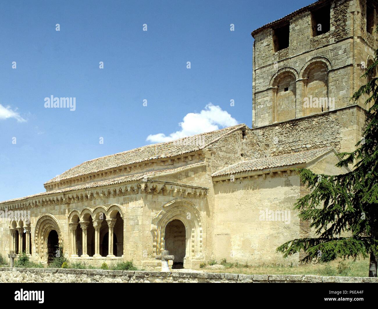 SEGOVIA. SOTOSALBO. IGLESIA. FACHADA. ARTE ROMANICO Stock Photo - Alamy