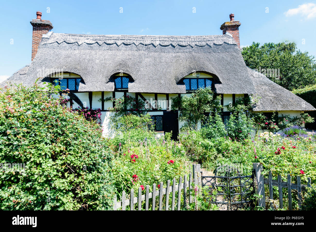 Cottage with thatched roof Stock Photo - Alamy