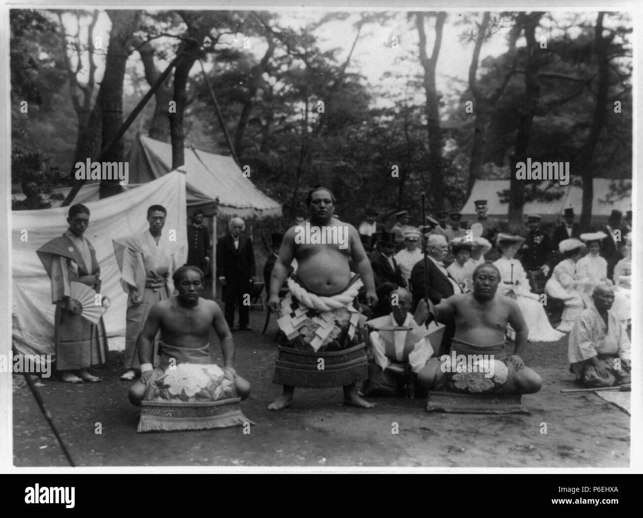 English: The 19th Hitachiyama performs the yokozuna dohy-iri (ring ...