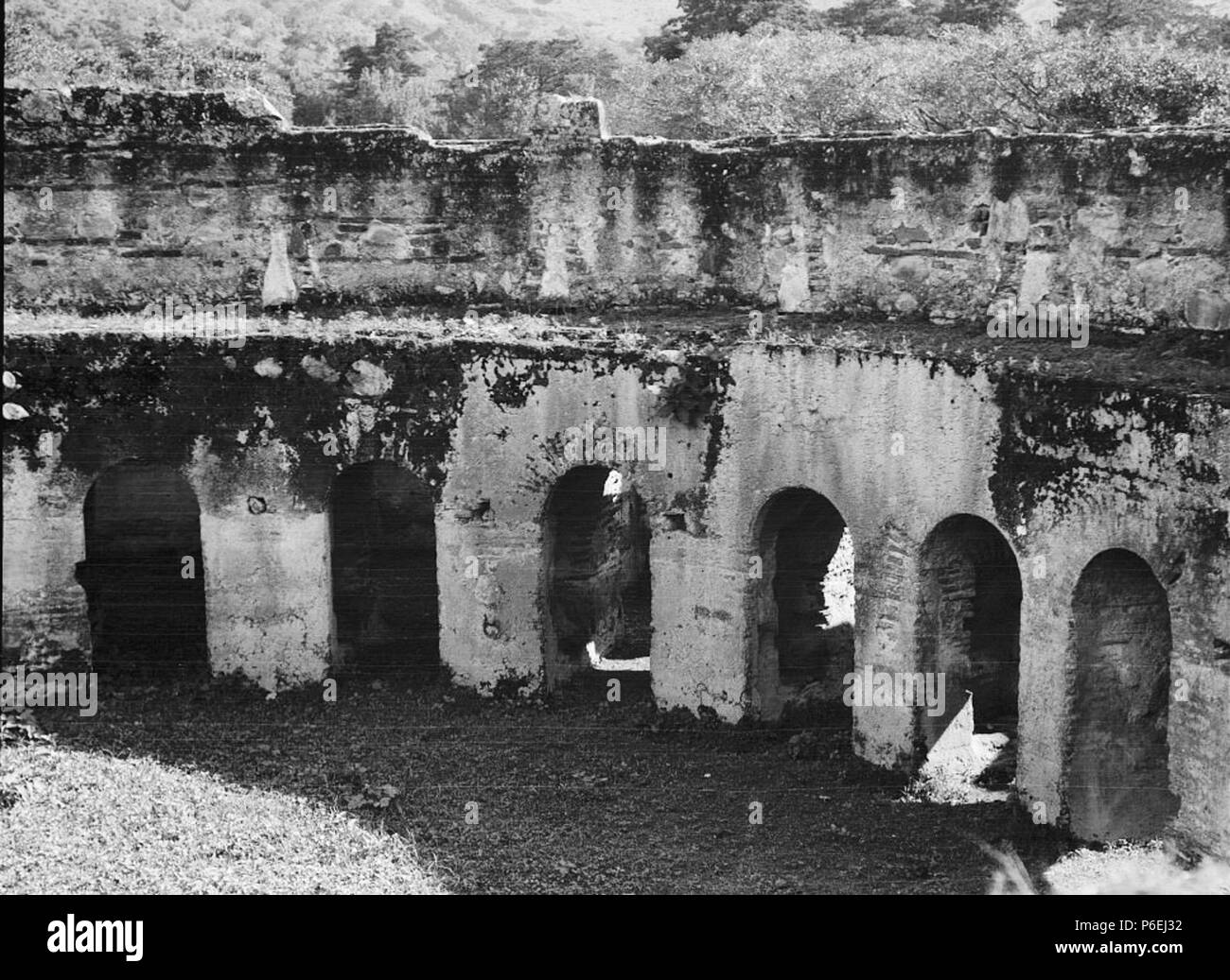 Español: Ruinas del Convento de Capuchinas en Antigua Guatemala en 1916 ...