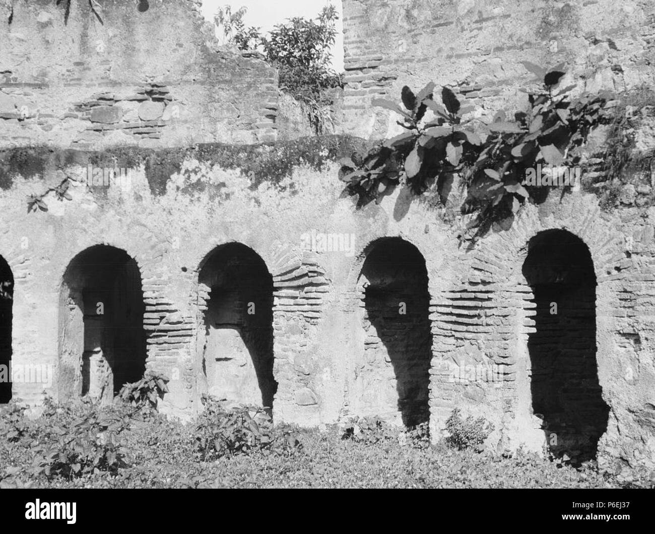 Español: Ruinas del Convento de Capuchinas en Antigua Guatemala en 1916 ...