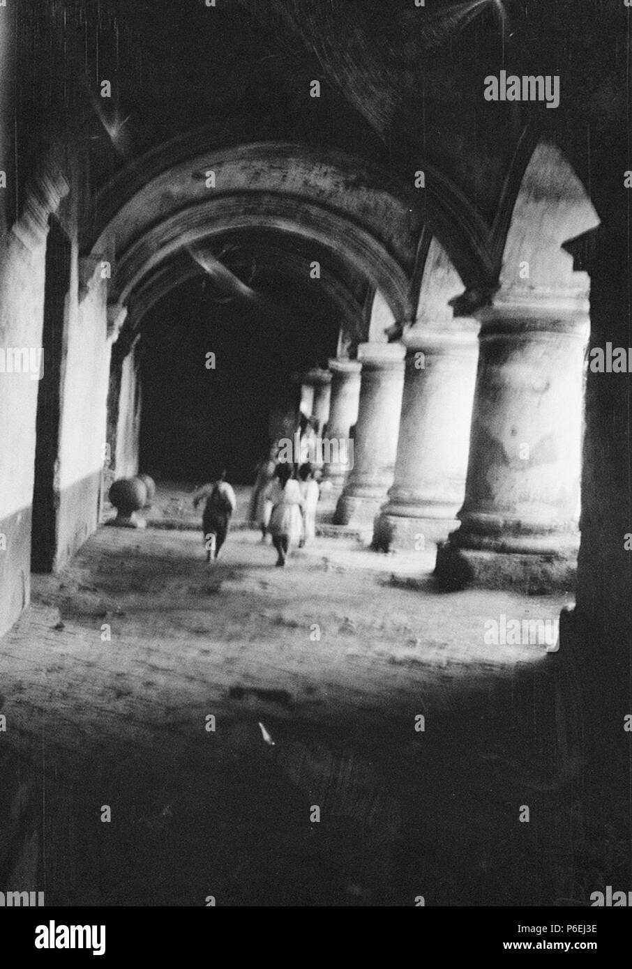 English: Familias de escasos recursos que habitaban en las ruinas del ...