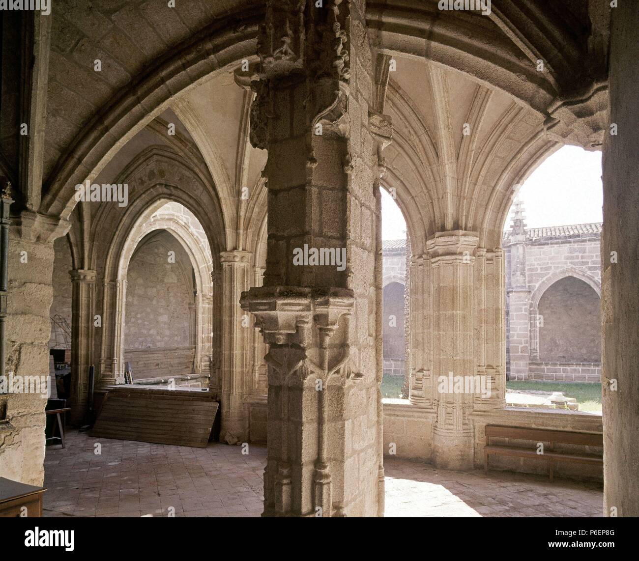 VISTA CLAUSTRO-COLUMNA GOTICA TOLEDANA-CAPILLA REYES O STA ANA ...