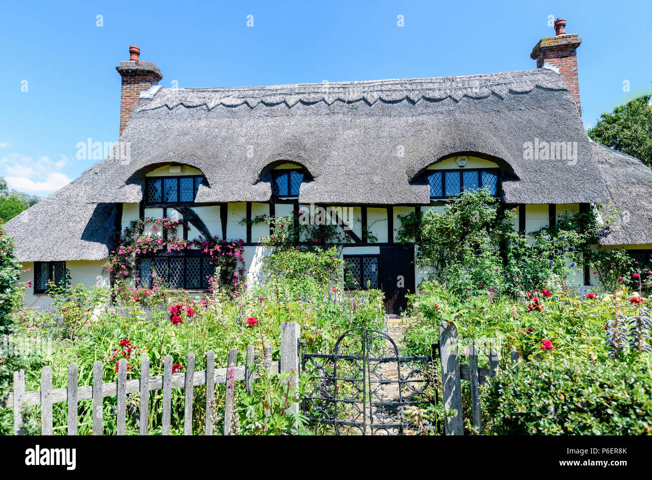 Cottage with thatched roof Stock Photo - Alamy