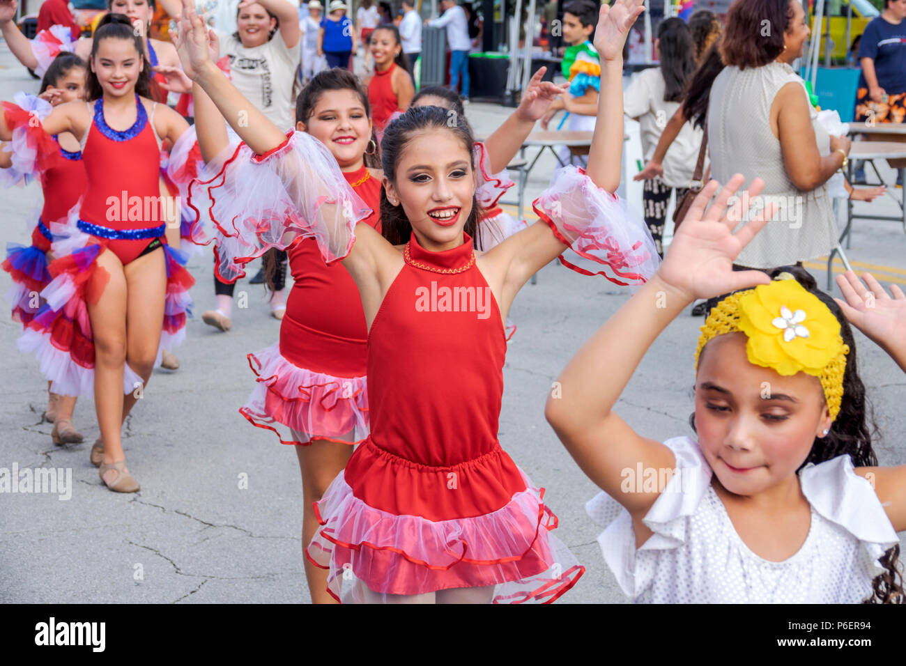 Hispanic festival florida dancing hi-res stock photography and images ...