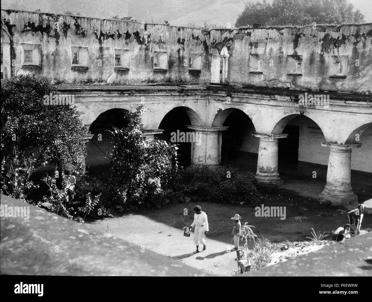 Español: Ruinas del convento de Capuchinas en 1915. 1913 9 ...