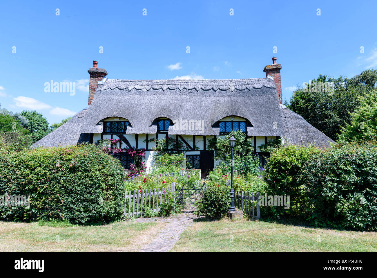 Cottage with thatched roof Stock Photo - Alamy
