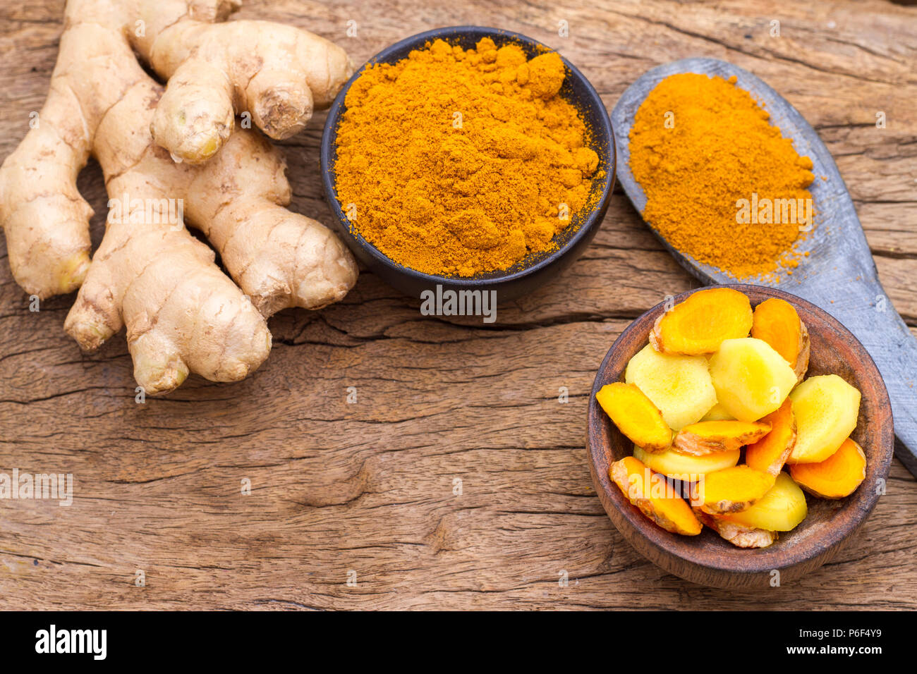 powder and roots of turmeric on wood - curcuma longa Stock Photo - Alamy