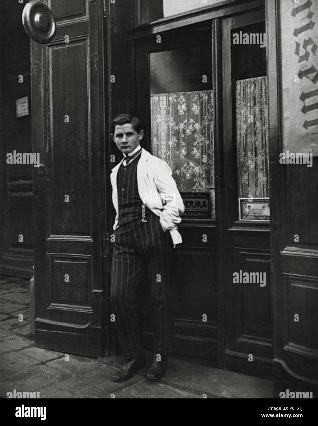 Friseurlehrling (WV 33), Photographie aus Wien . between 1905 and 1914 ...