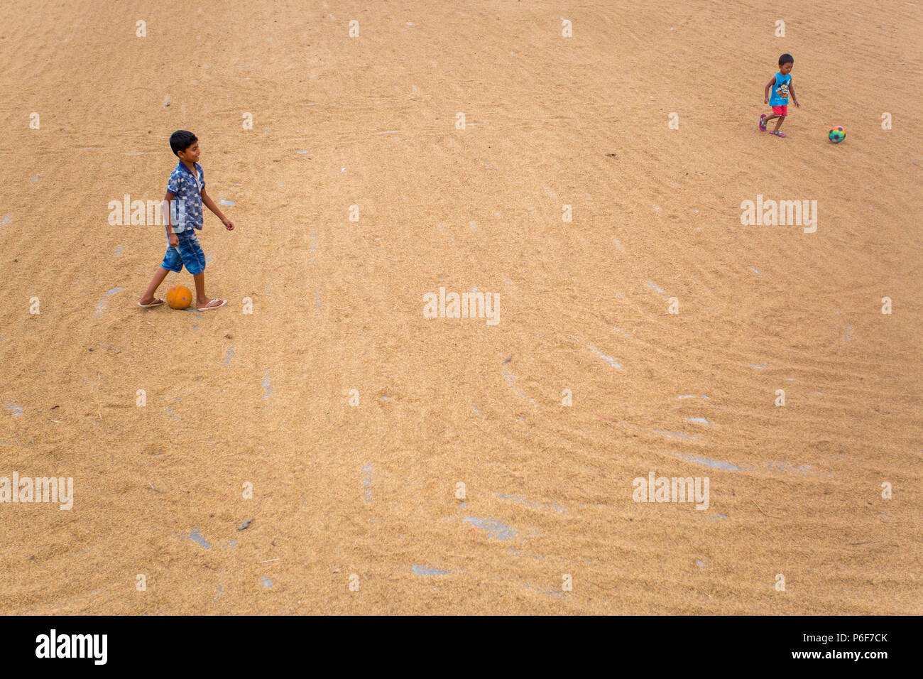 Indian children playing in rain hi-res stock photography and images - Alamy