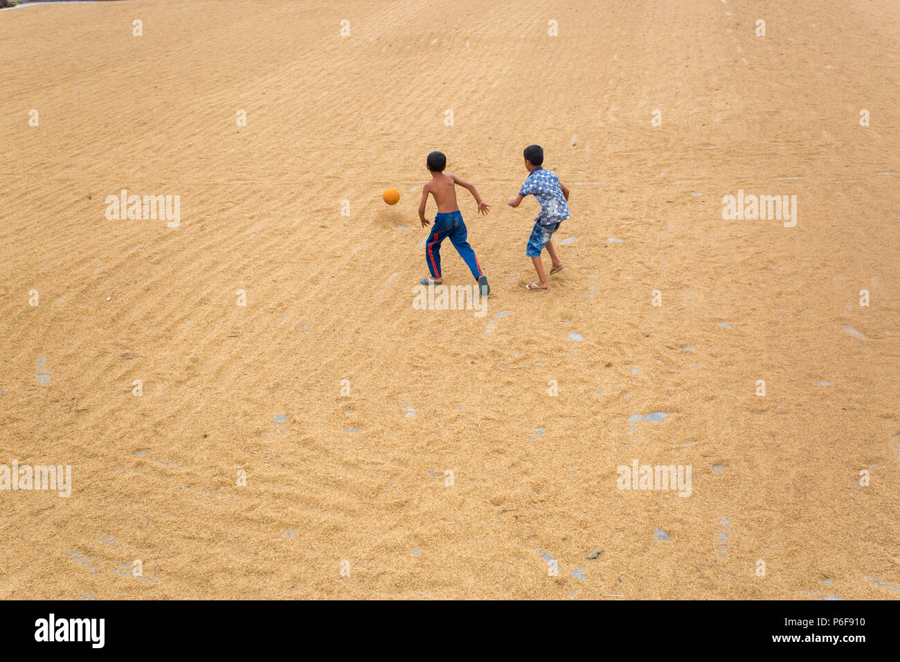 Indian children playing in rain hi-res stock photography and images - Alamy