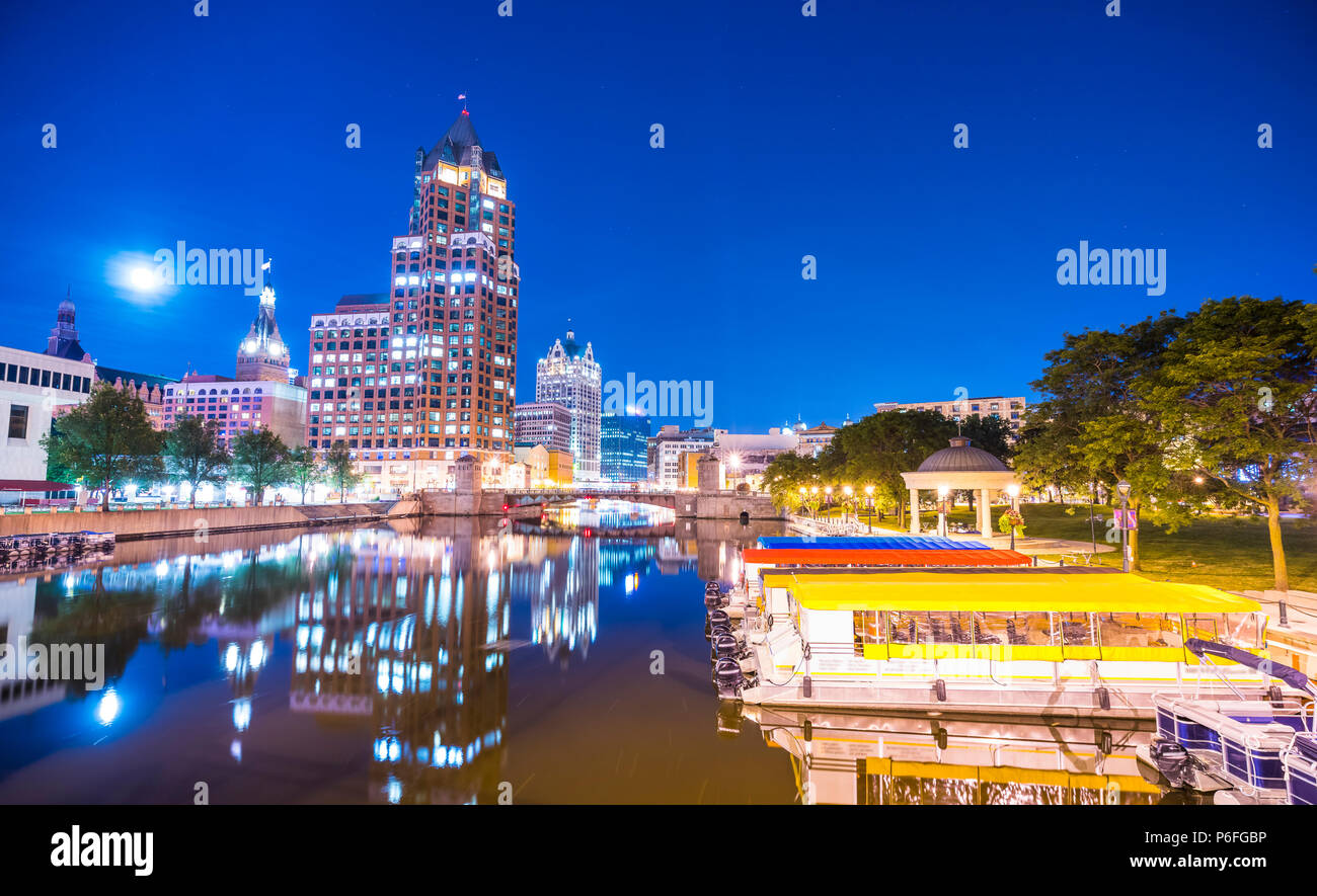 Milwaukee skyline hi-res stock photography and images - Alamy