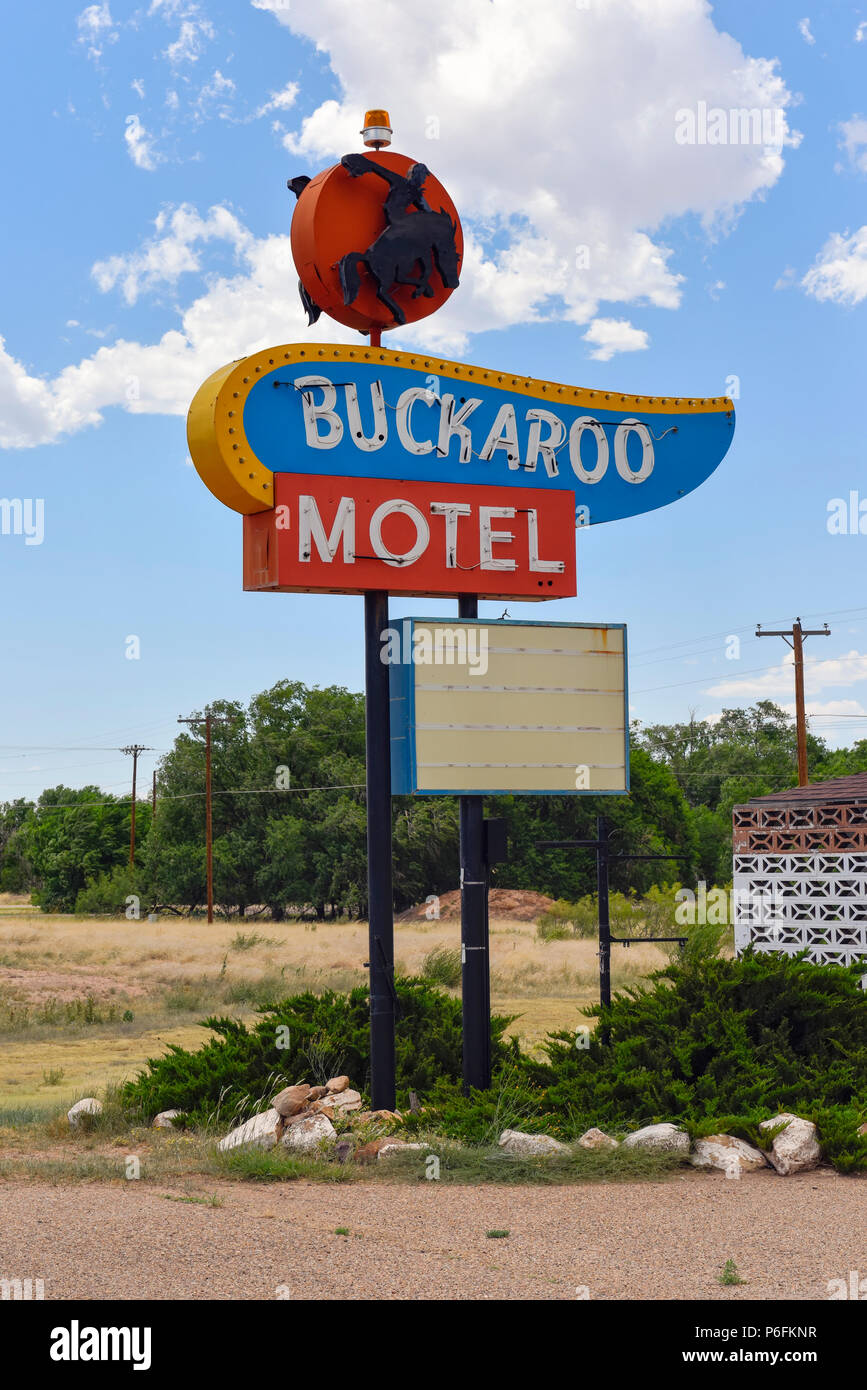 Old motel sign on roadside hi-res stock photography and images - Alamy