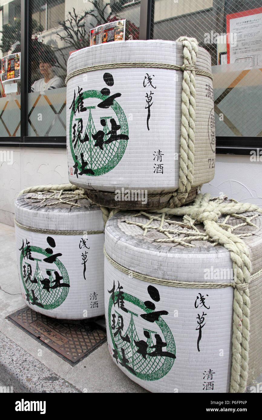 Breaking of the mochi hi-res stock photography and images - Alamy