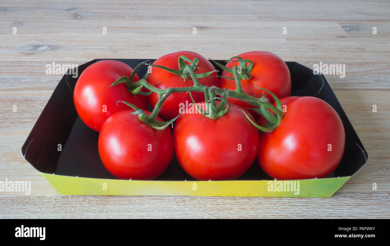 Vine tomatoes in small cardboard box Stock Photo - Alamy