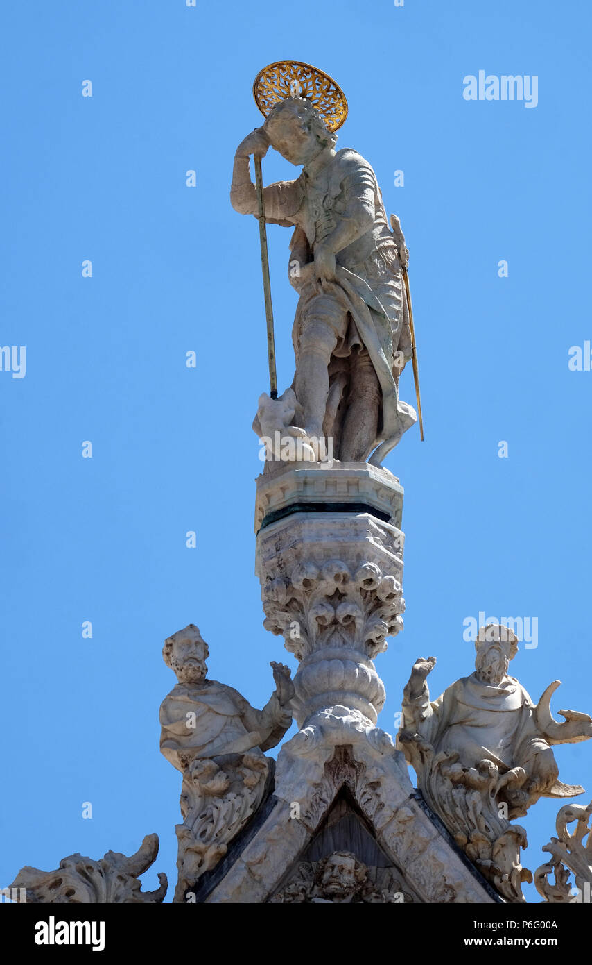 Statue st george slaying dragon hi-res stock photography and images - Alamy