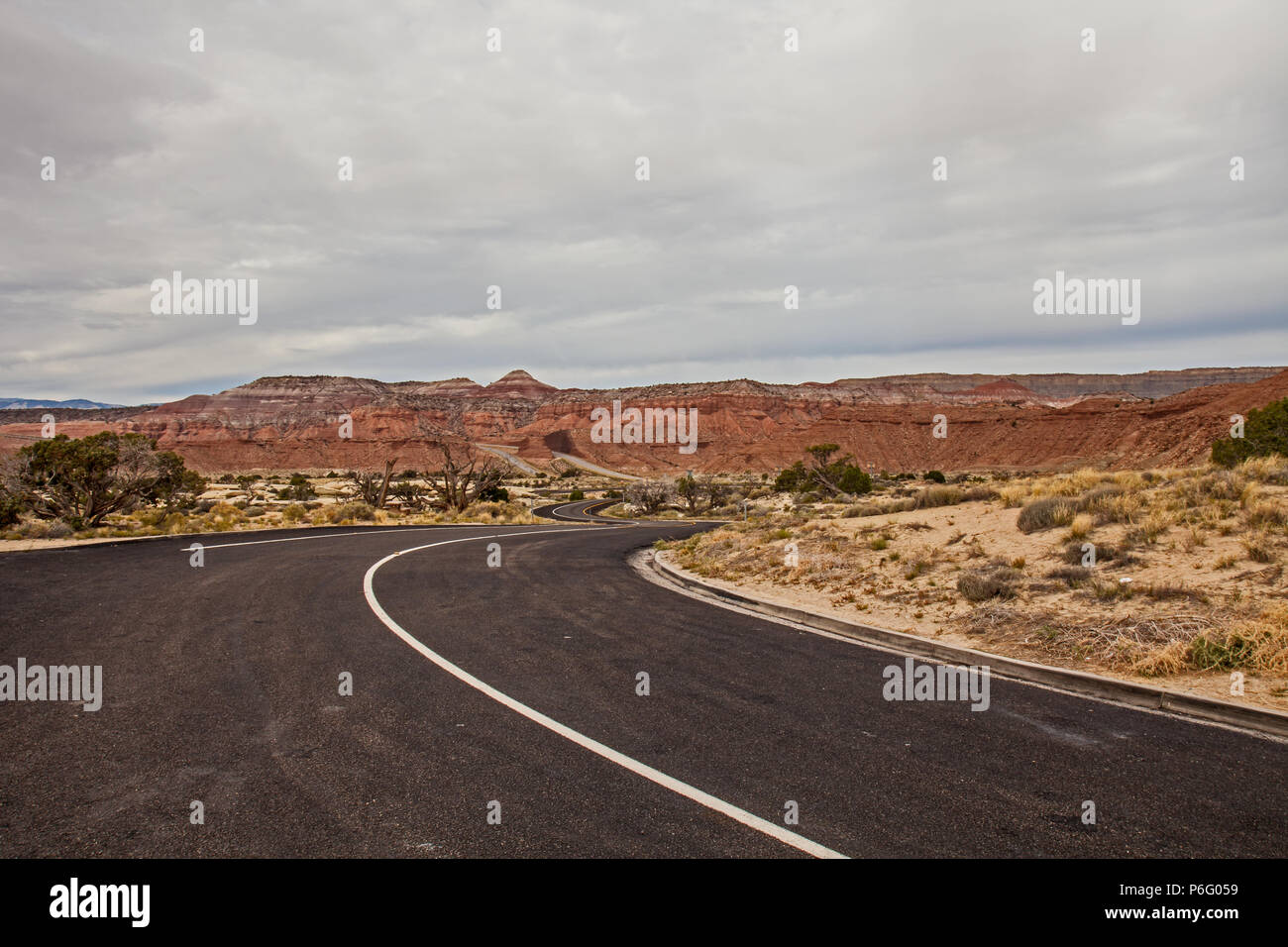 Desert highway hi-res stock photography and images - Alamy