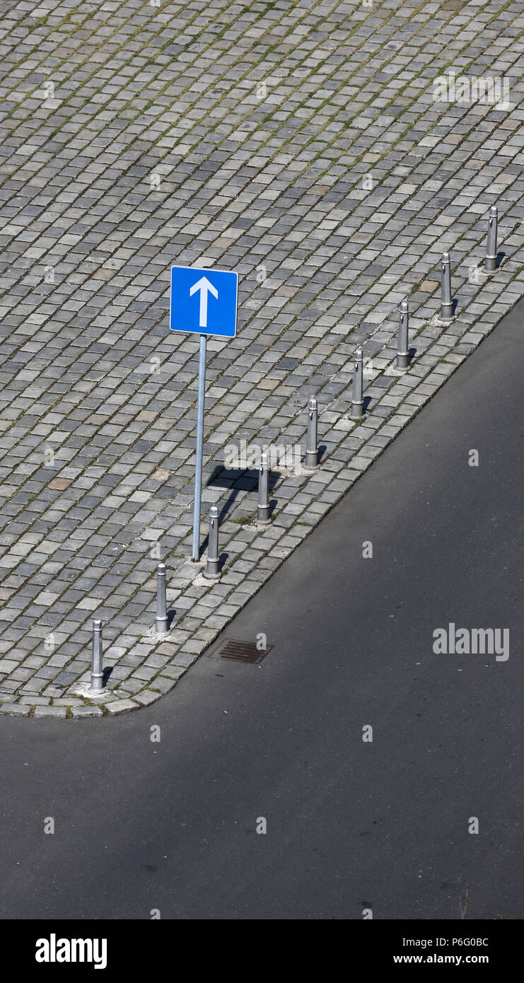 Straight arrow sign hi-res stock photography and images - Alamy