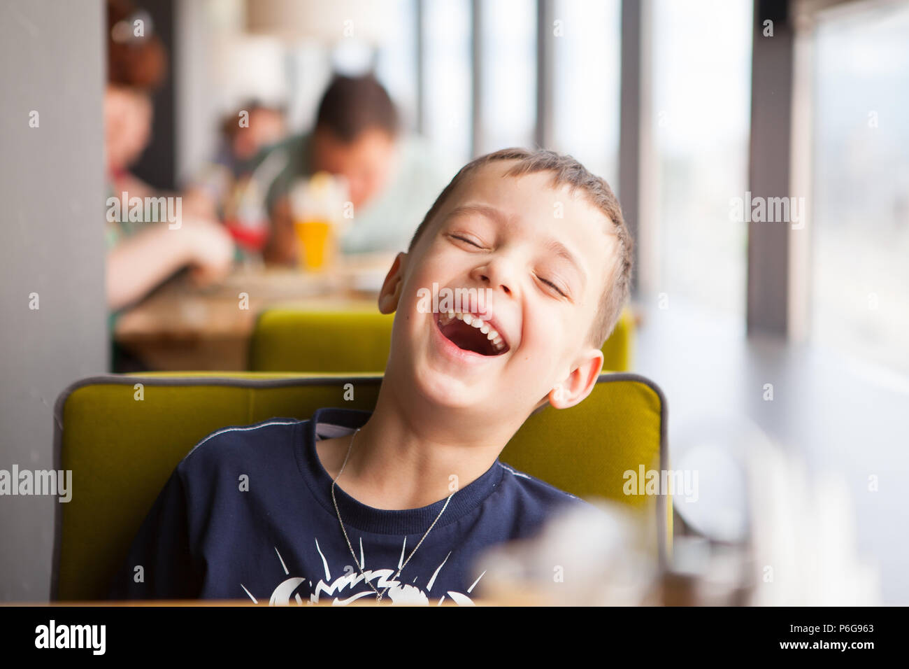 Laugh loudly hi-res stock photography and images - Alamy