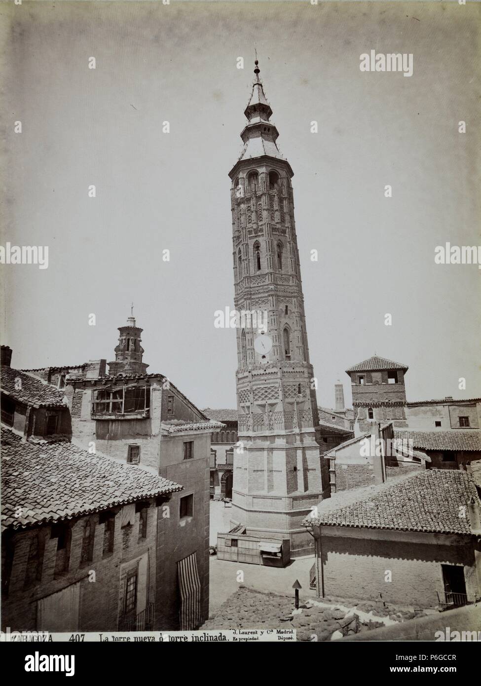 Zaragoza, la torre inclinada Stock Photo - Alamy