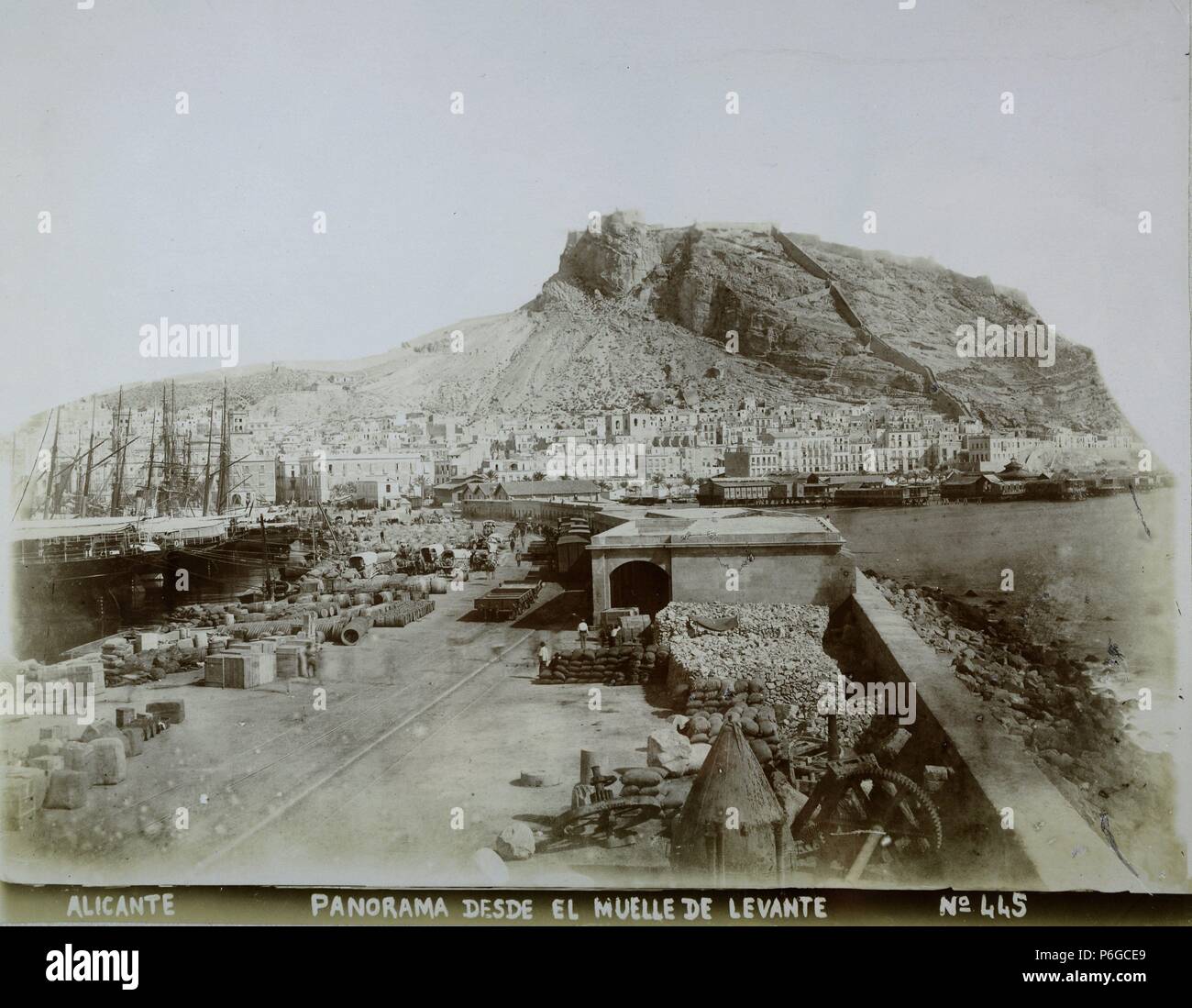 Muelle levante hi-res stock photography and images - Alamy