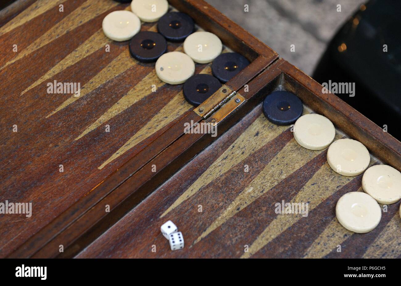 Backgammon board game Stock Photo - Alamy