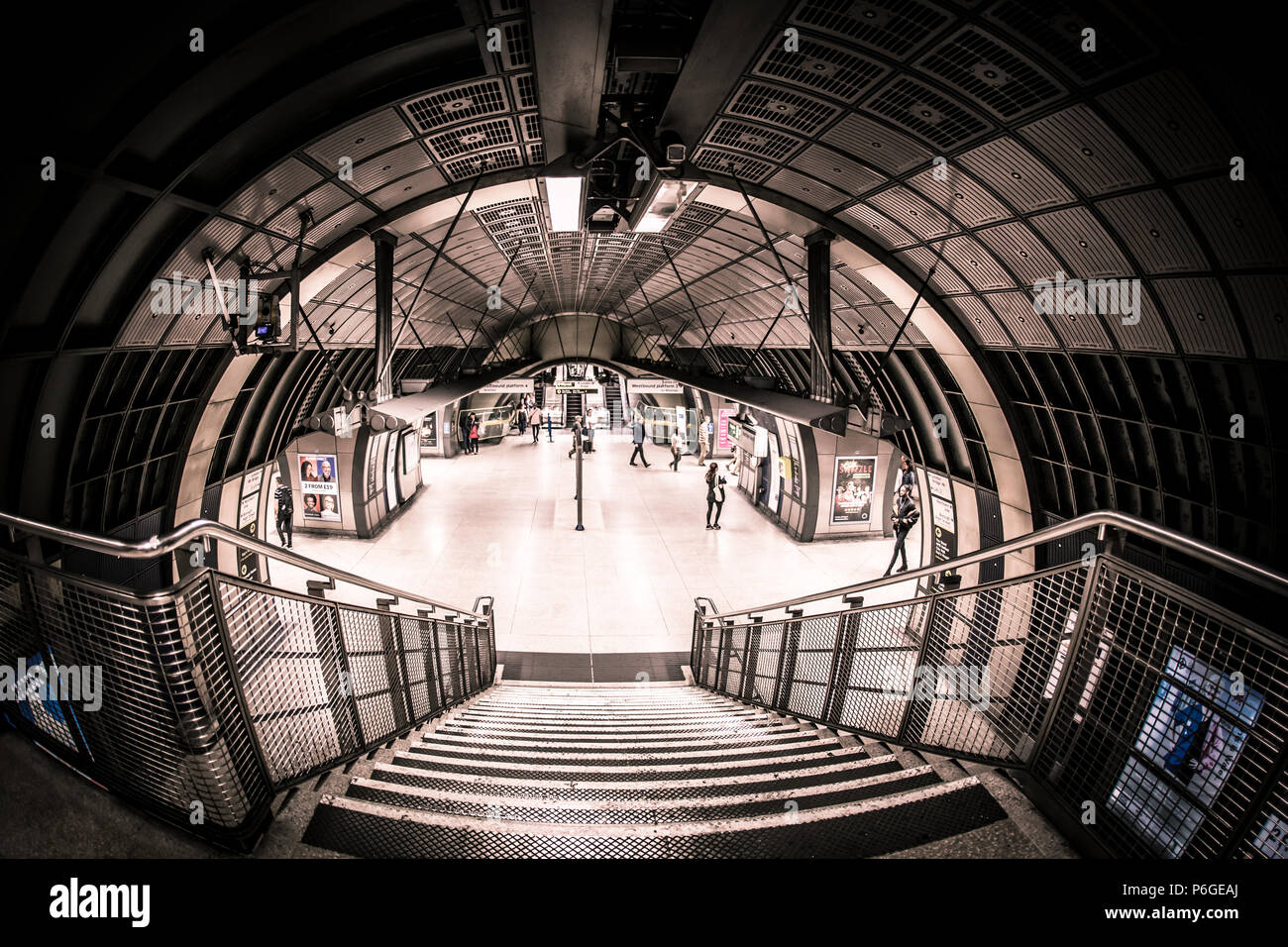 Jubilee line london bridge station hi-res stock photography and images ...