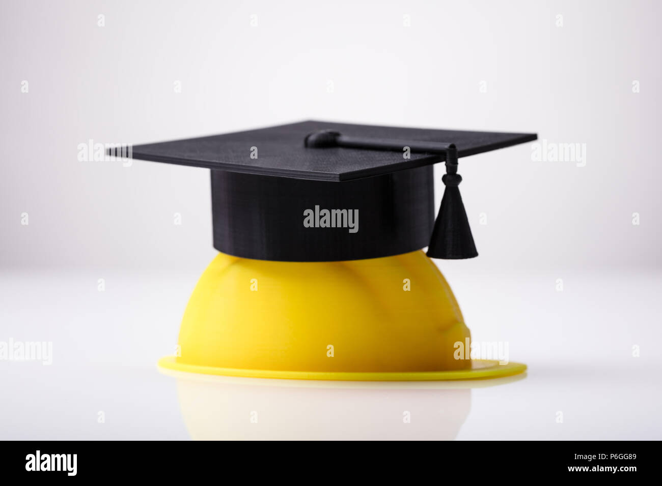 Graduation cap and yellow tassel hi-res stock photography and images ...