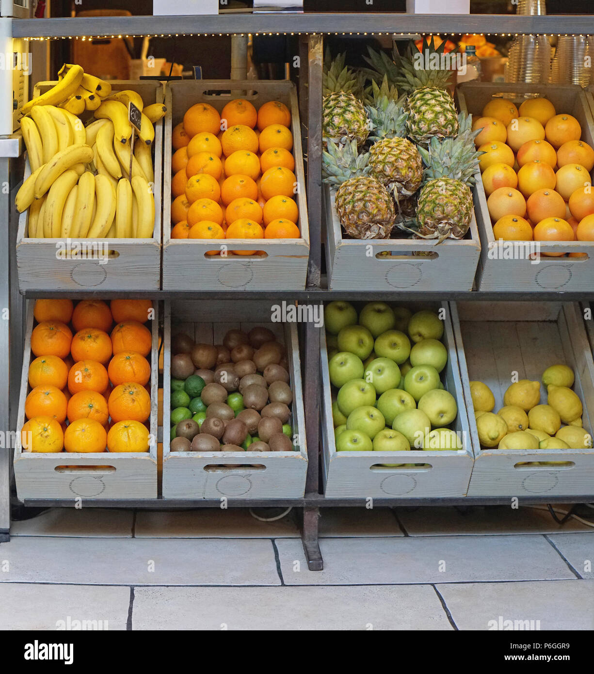 Crates with fresh fruits in juice bar Stock Photo - Alamy
