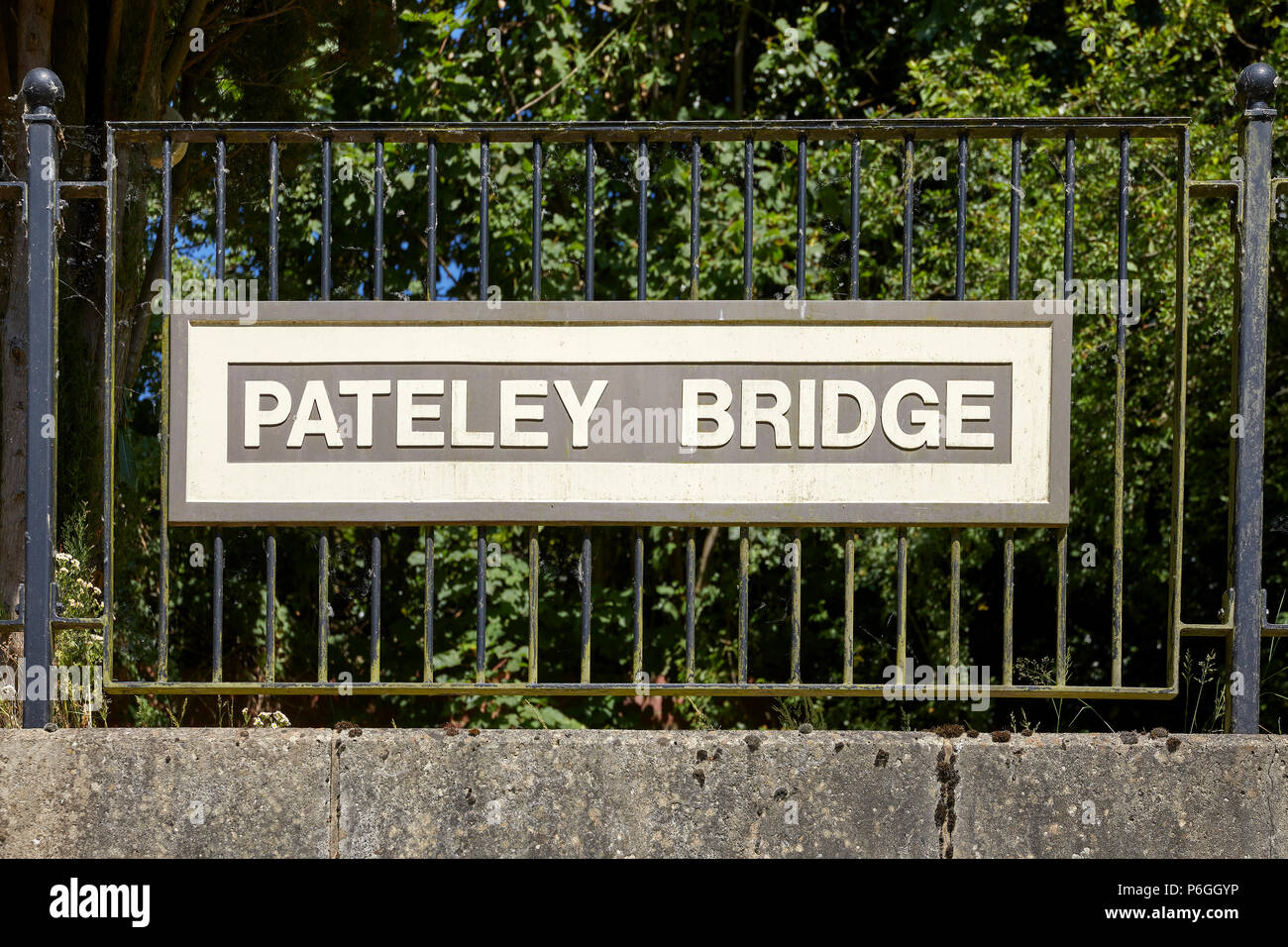 Closed railway station hi-res stock photography and images - Alamy