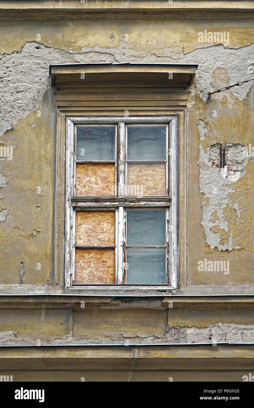 Broken window at abandoned house Stock Photo - Alamy