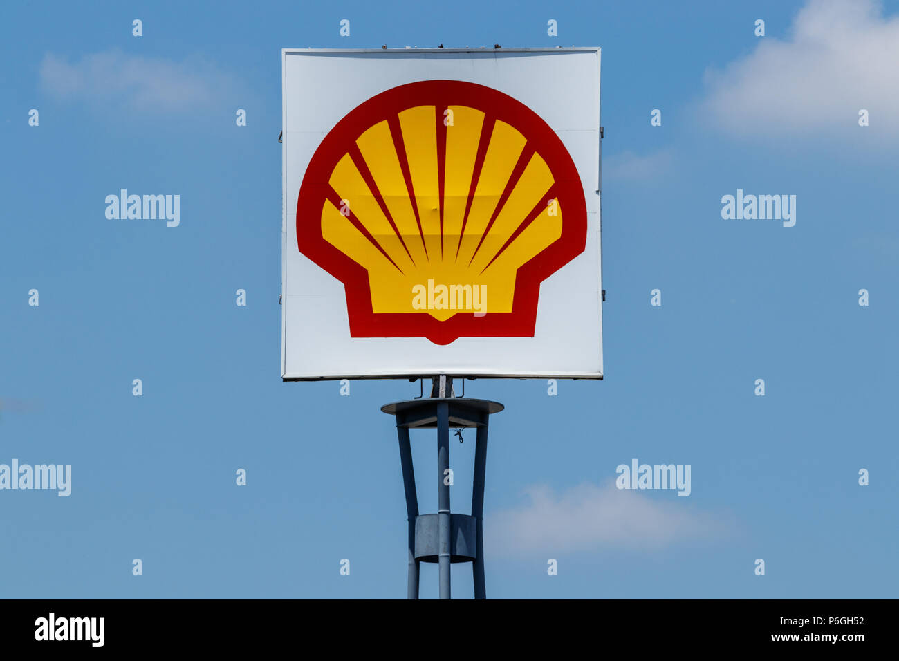 Ft. Wayne - Circa June 2018: Signage and Logo of a Shell Gas Location ...
