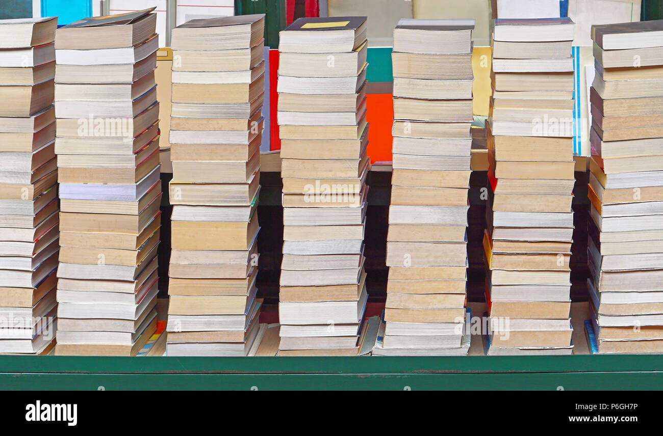 Big pile of books hi-res stock photography and images - Alamy