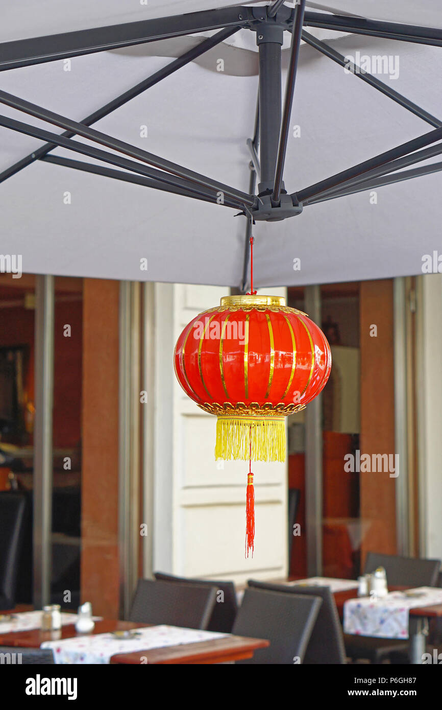Traditional red chinese lantern in oriental restaurant Stock Photo - Alamy